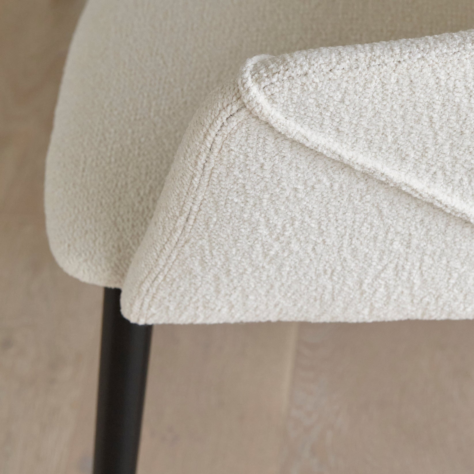 Jade Round Mango Wood 4 Seater Dining Set with Freya Boucle Armchairs ...