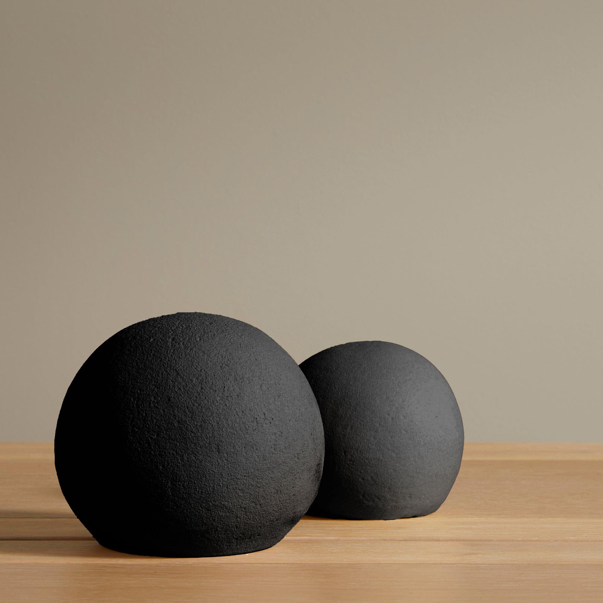 Kelton 11cm Ceramic Ball Ornament - Black – Laura James